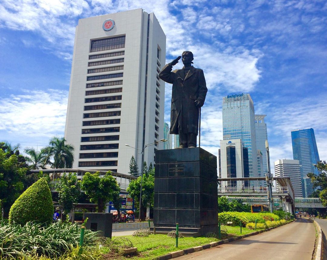 10 Foto Patung Jenderal Sudirman Jakarta, Ambruk Jatuh Roboh ...