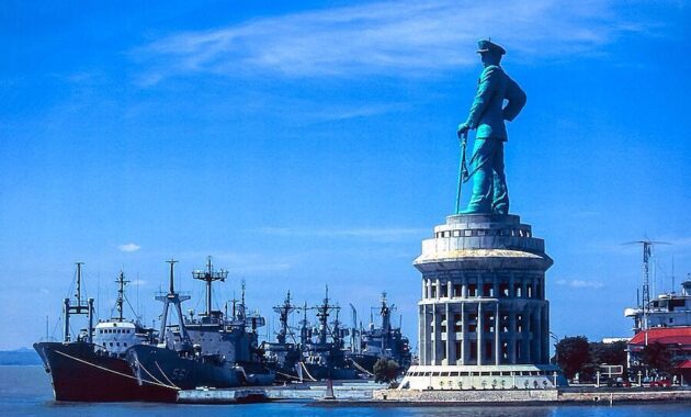 10 Foto Monumen Jalesveva Jayamahe, Tiket Masuk Monjaya Surabaya ...