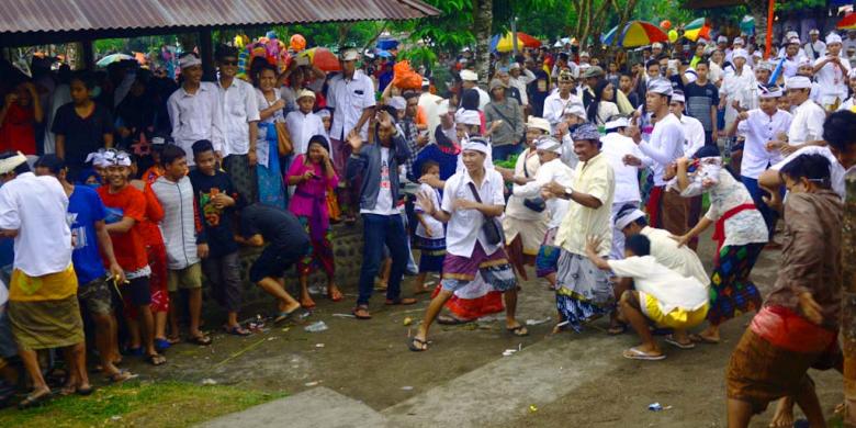 Saat Lebaran di Lombok, Perang Topat Jadi Simbol Kerukunan Umat ...